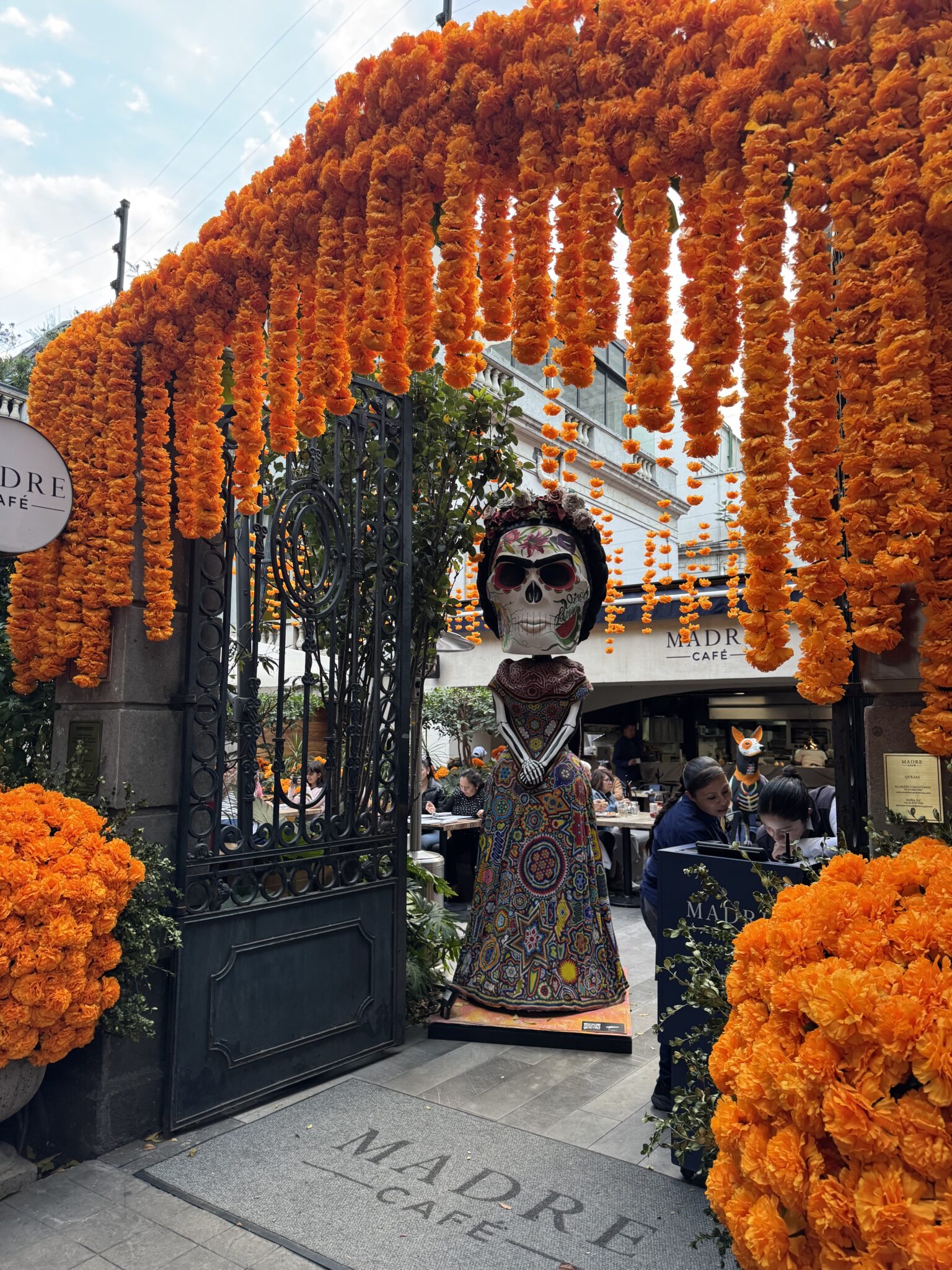 ¡Arte huichol de Menchaca Studio en Madre Café! - Conciencia Femenina