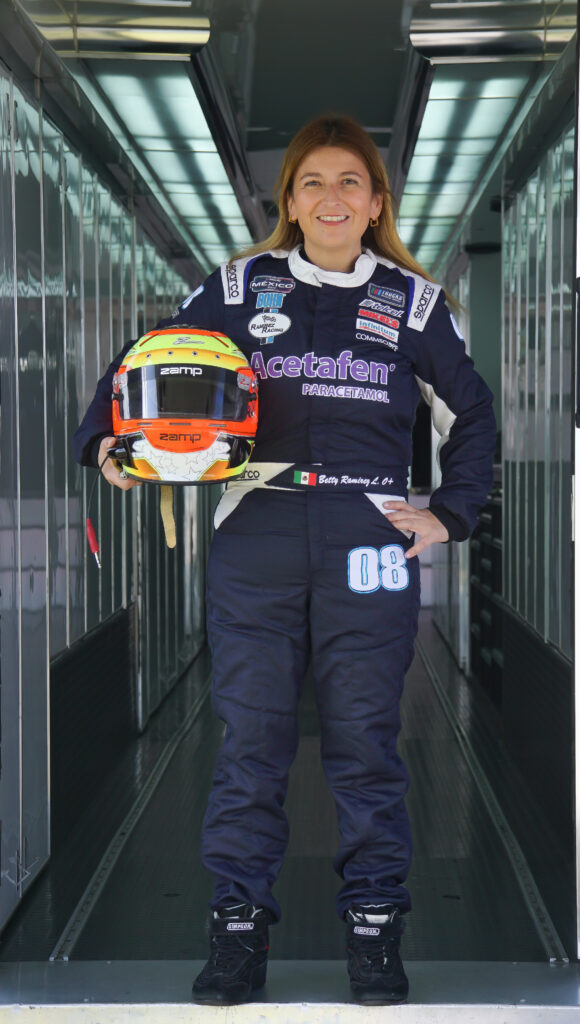 La piloto de automovilismo Betty Ramírez tiene una meta por lograr ...